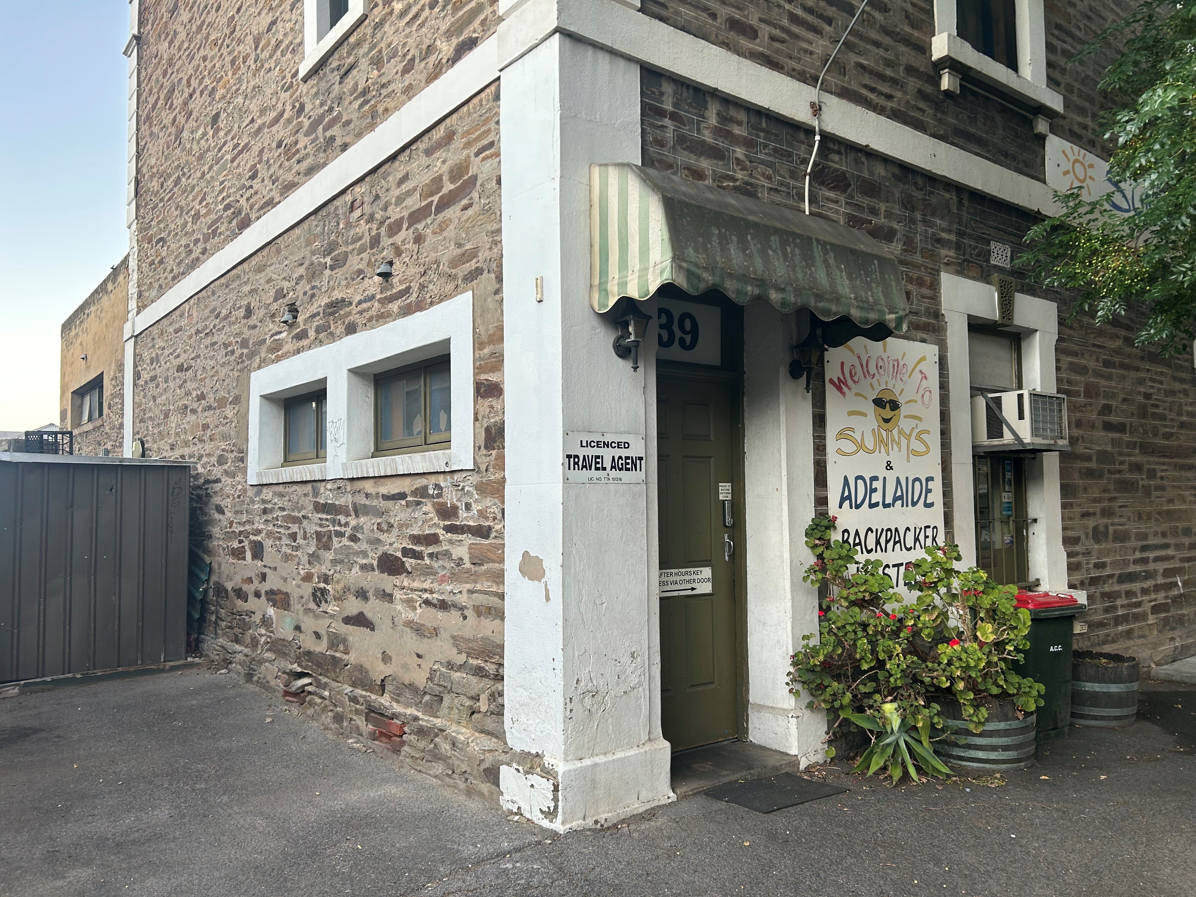 Backpacker numbers plummet in Adelaide - ABC listen