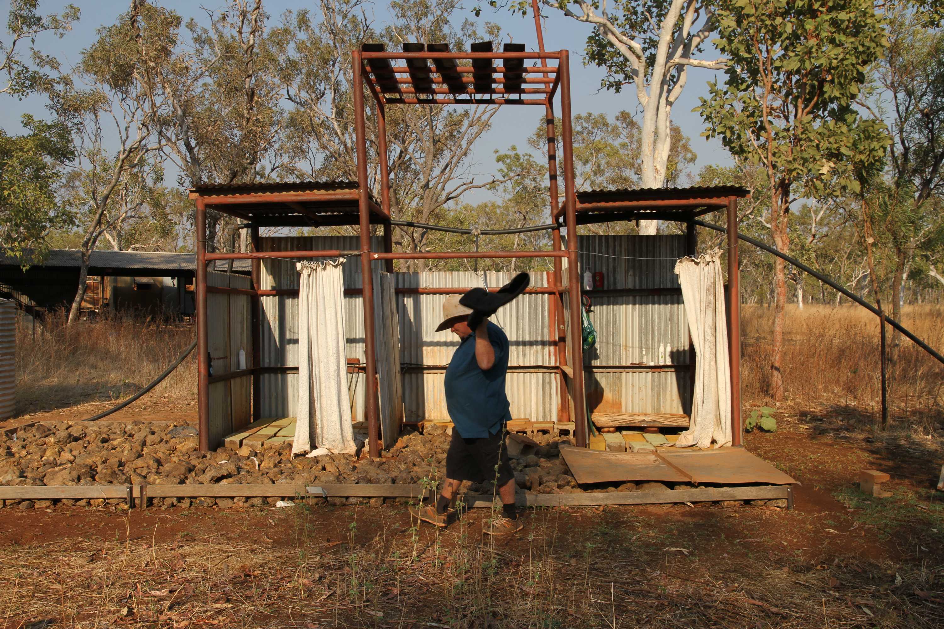 Outback cook Dan McIntosh lands book deal after Facebook photos make ...