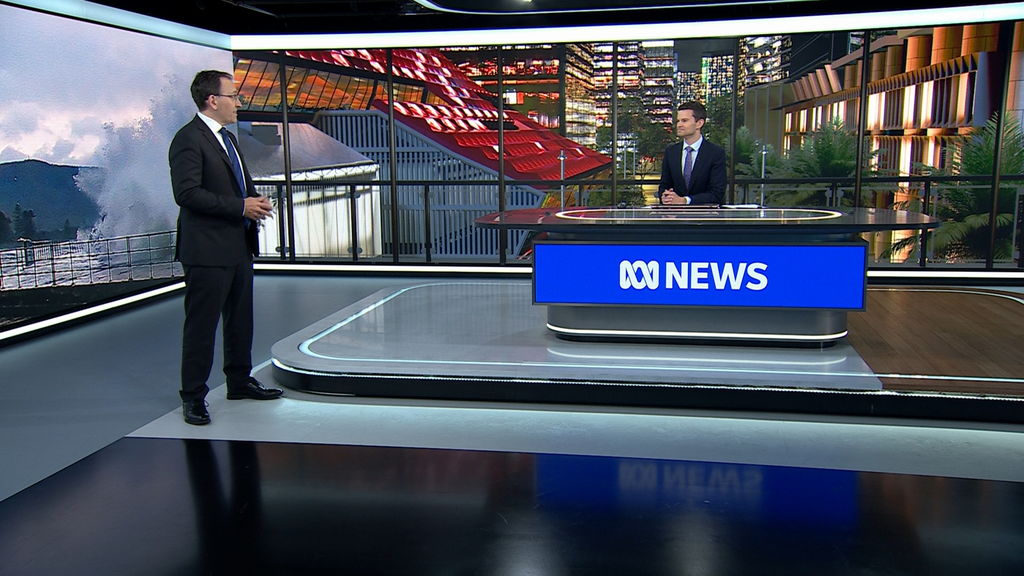 Tom Saunders discussing the weather - ABC News