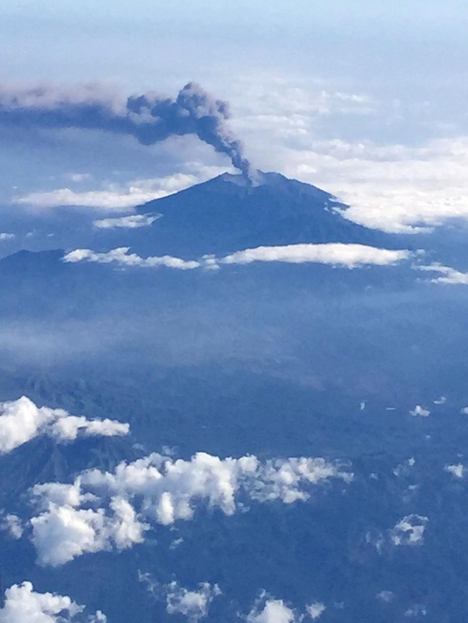 Bali flights cancelled due to risk from Mount Raung volcanic ash cloud ...