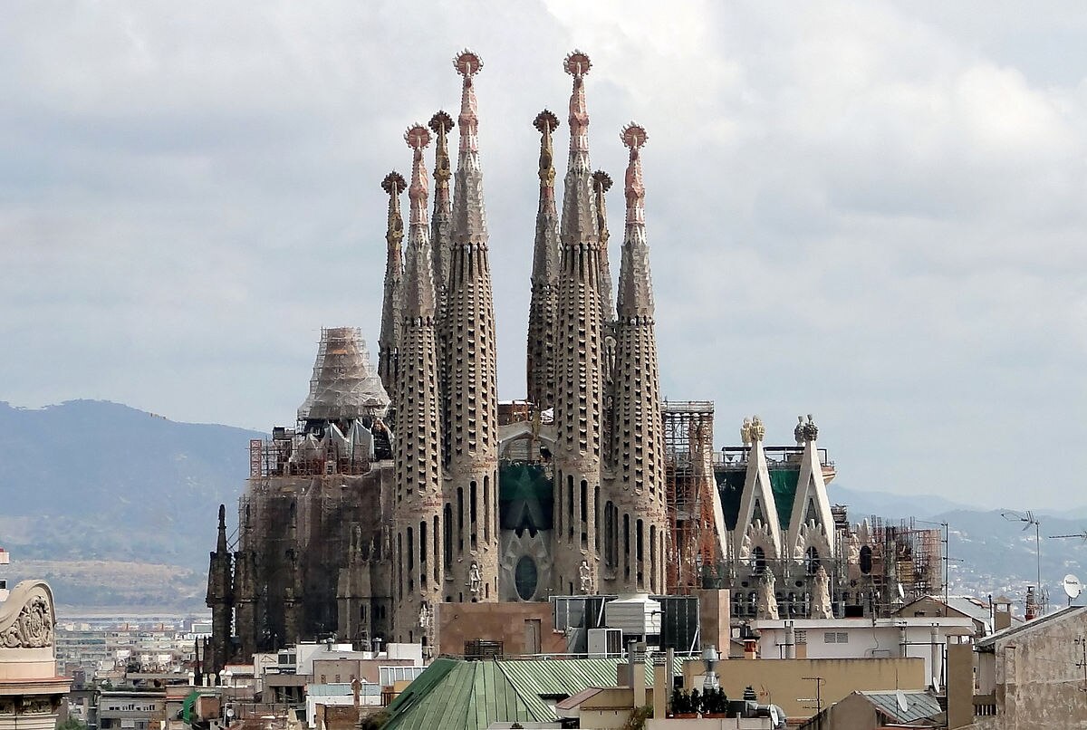 The straight line and the curve: the contradictory life of Antoni Gaudi ...