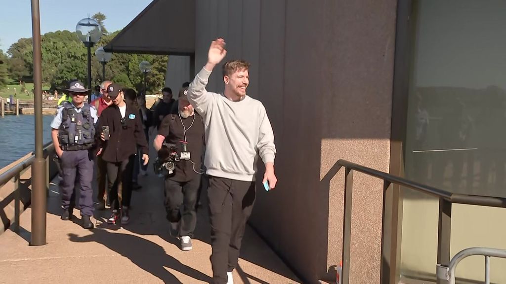 Thousands gather at Sydney Opera House forecourt for Mr Beast event ...