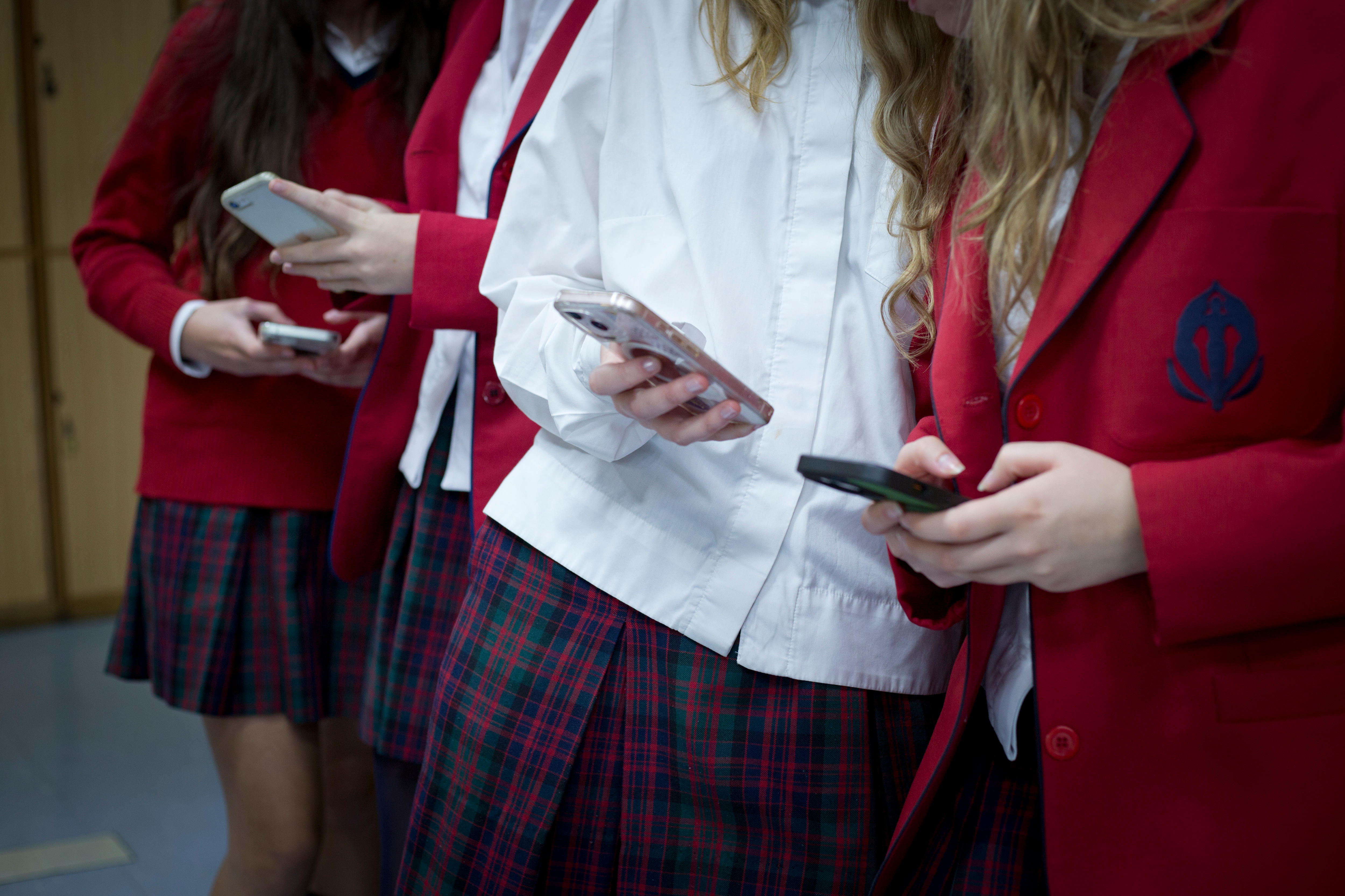 Children and teenagers under 16 to be banned from social media after ...