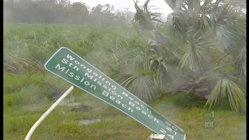 Residents record cyclone stories from Yasi - ABC News