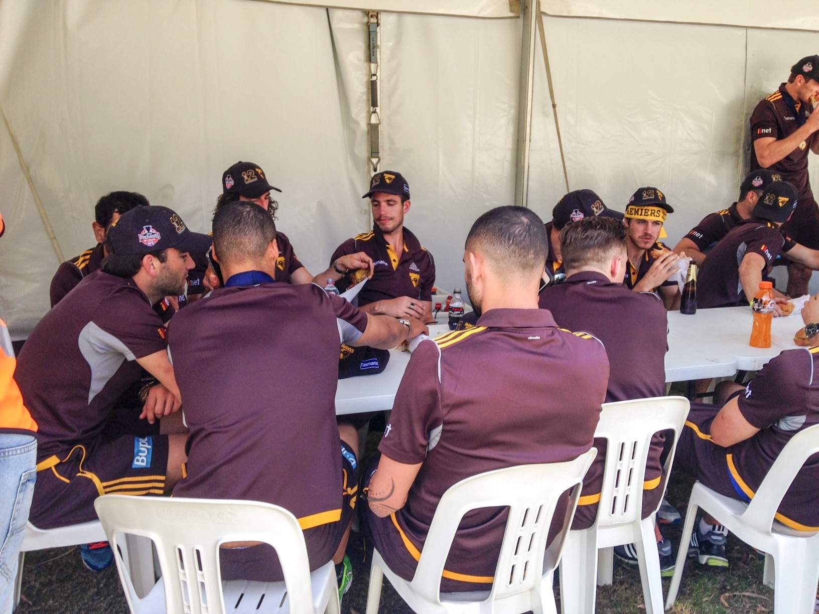 Hawthorn fans celebrate AFL premiership win at Glenferrie Oval - ABC News