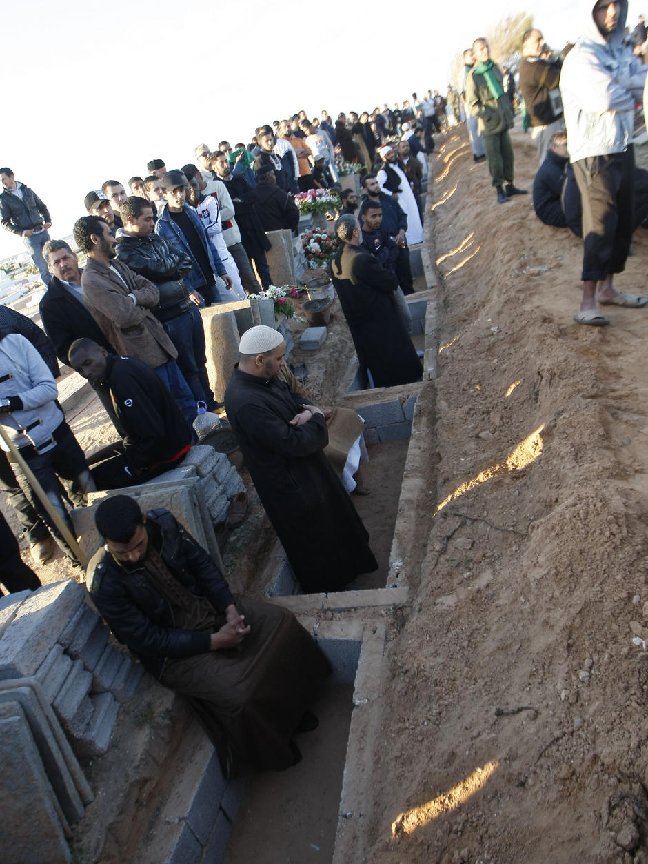 Benghazi buries dead as battles rage - ABC News