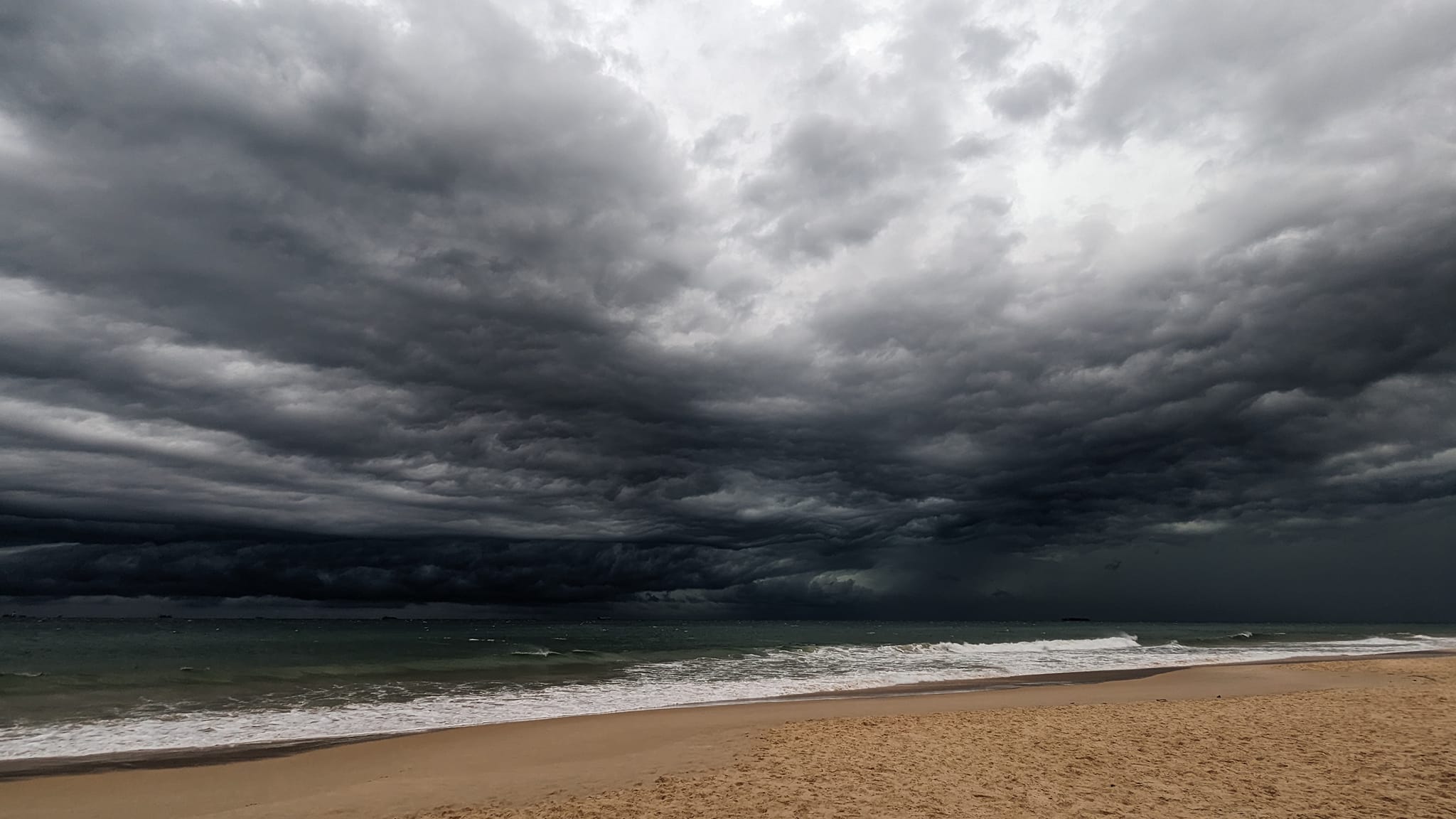 Queensland receiving more wild weather as storm cell moves north on New ...