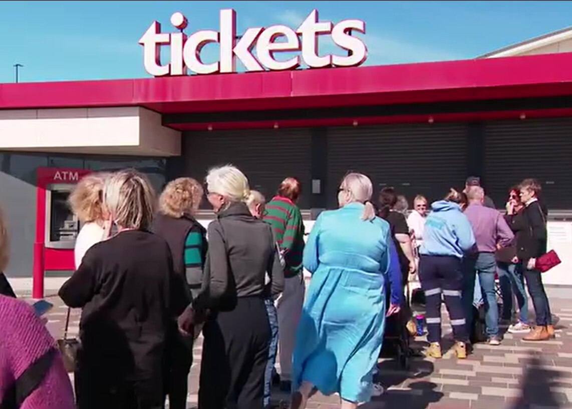 Port Adelaide fans get in early for Qualifying Finals tickets - ABC listen