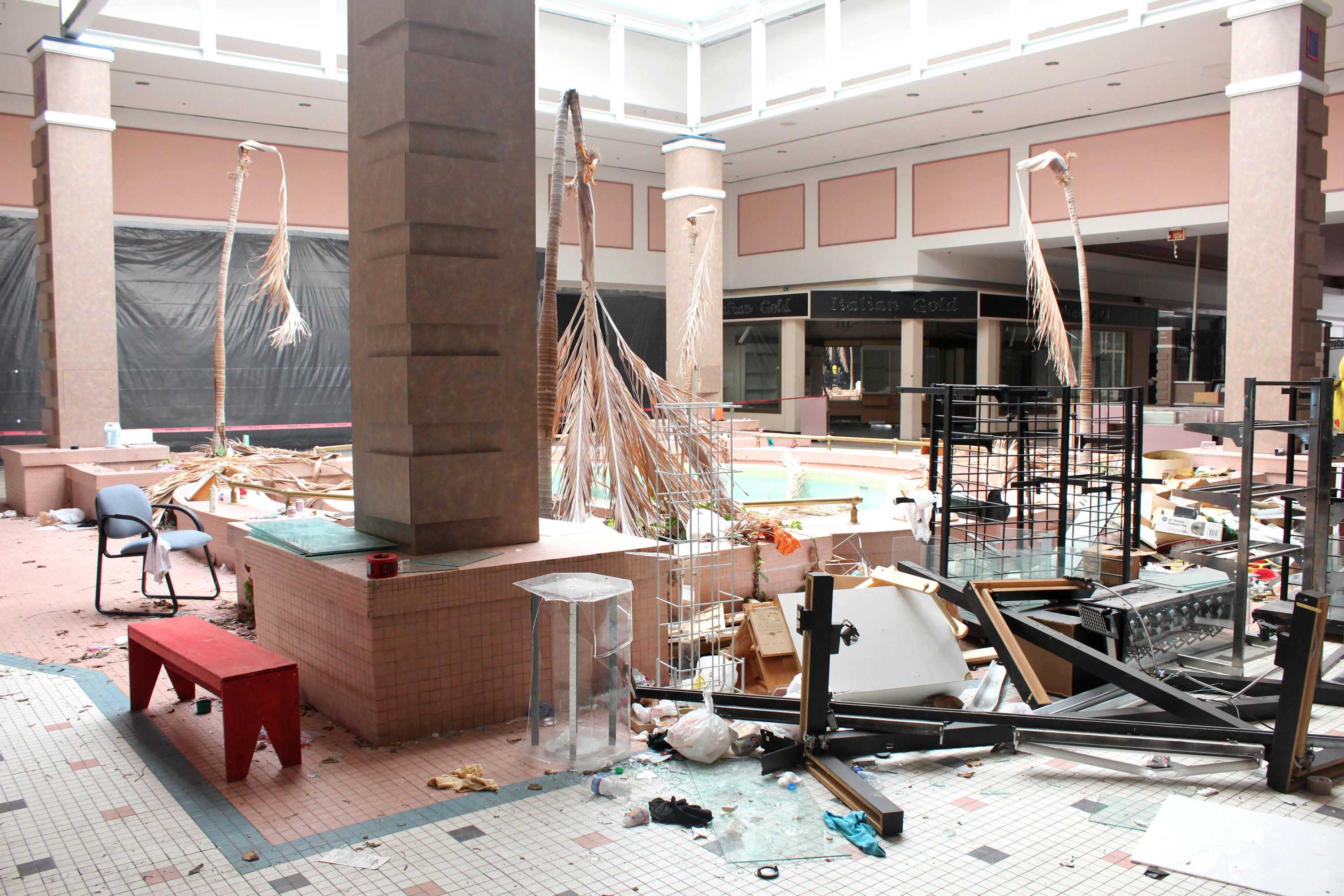 Dead malls: Half of America's shopping centres predicted to close by ...