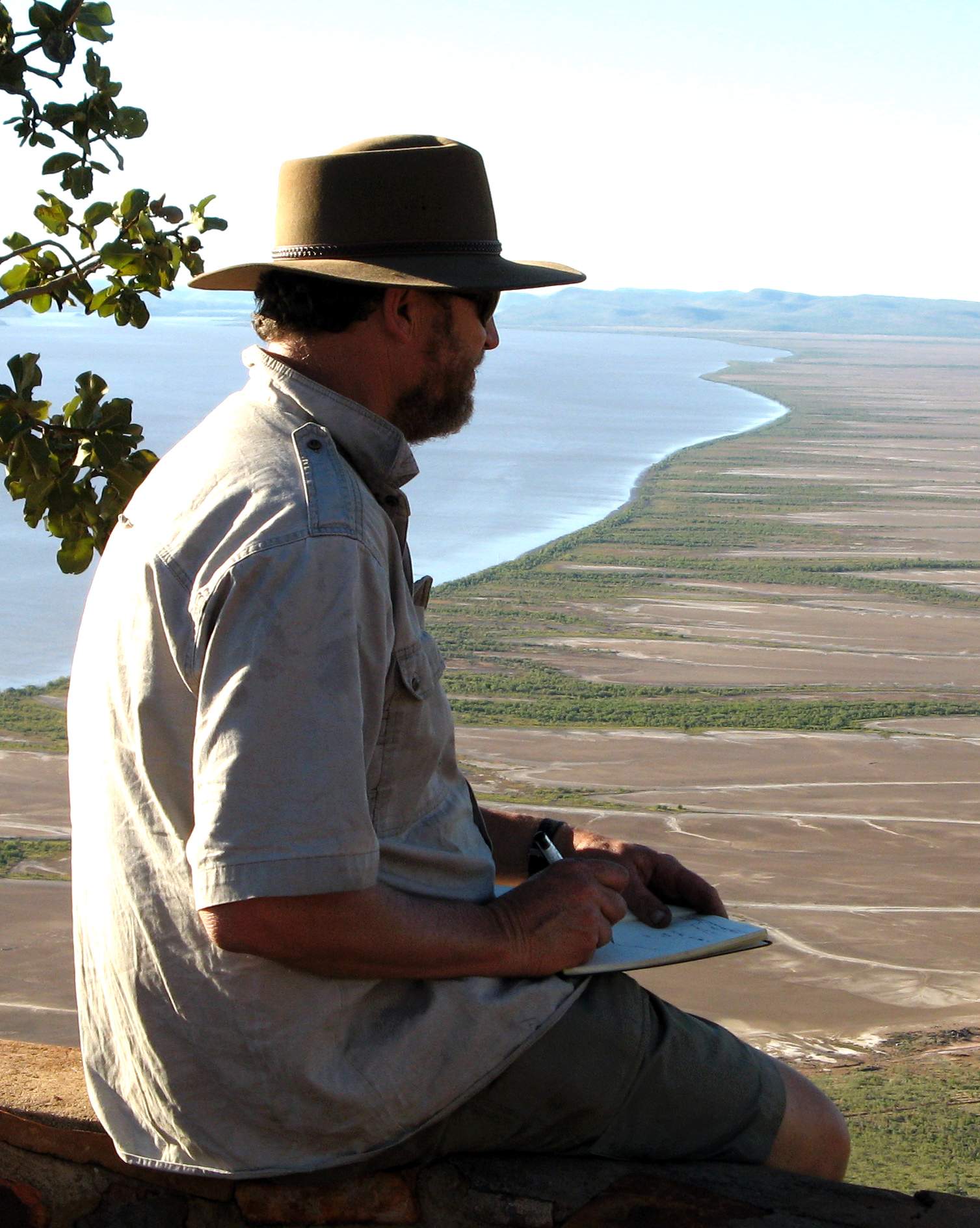 Former Kimberley doctor Simon Hemsley turns to painting to cope with mental health issues - ABC News