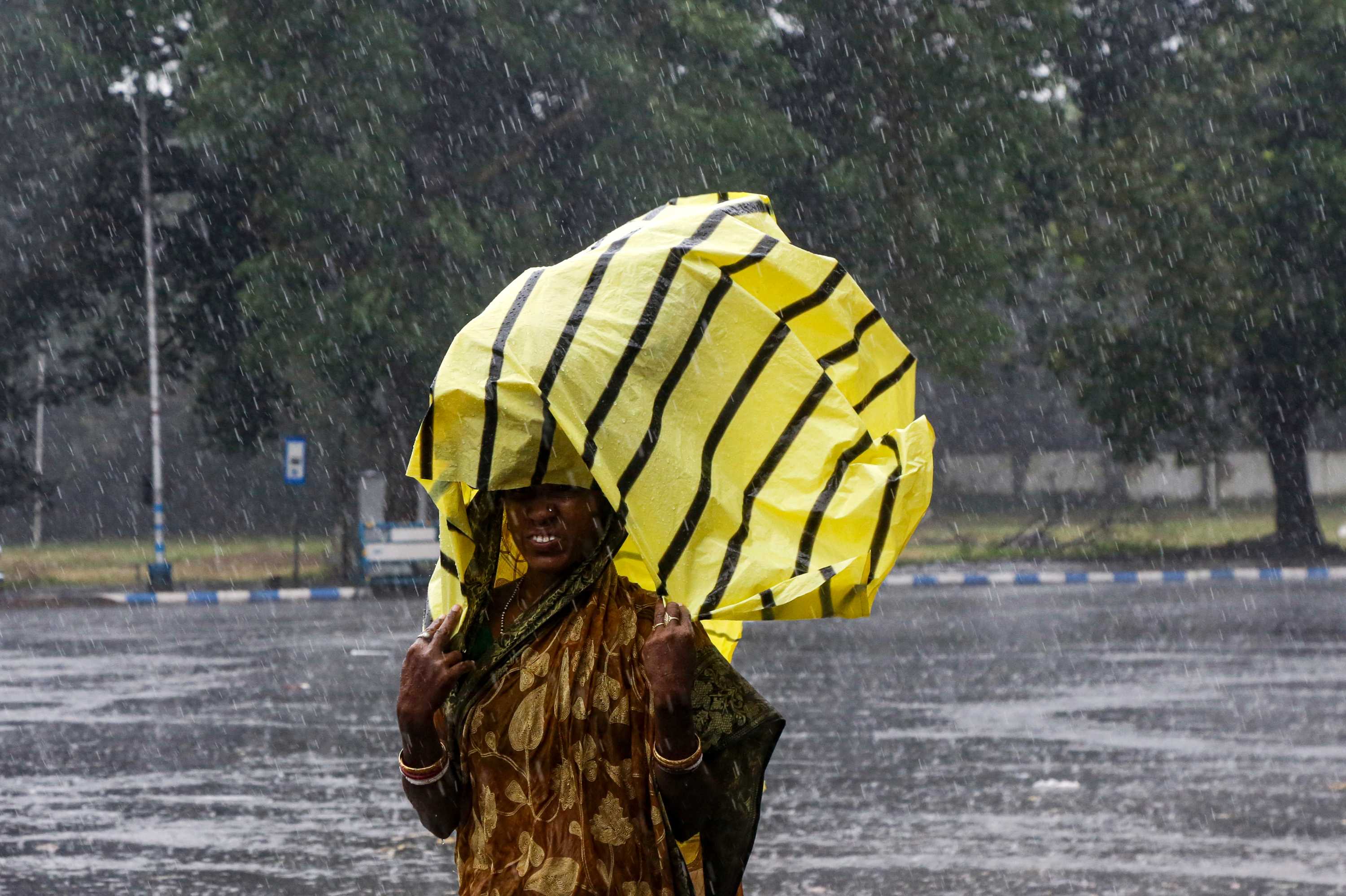 India and Bangladesh face cyclone Bulbul as army of volunteers help ...
