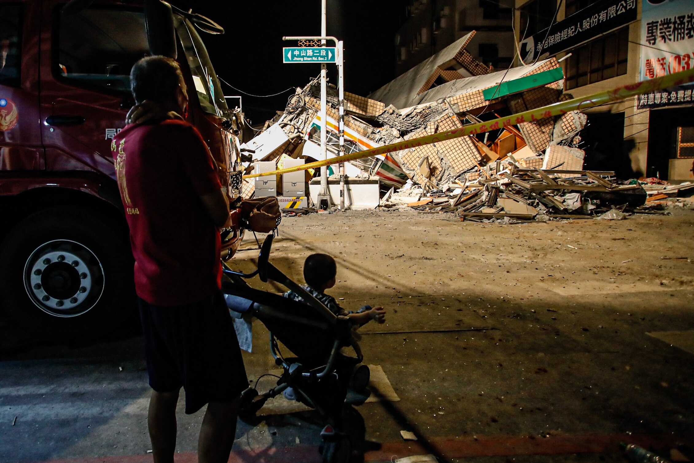 Hundreds trapped on mountain roads in Taiwan after earthquake destroys ...