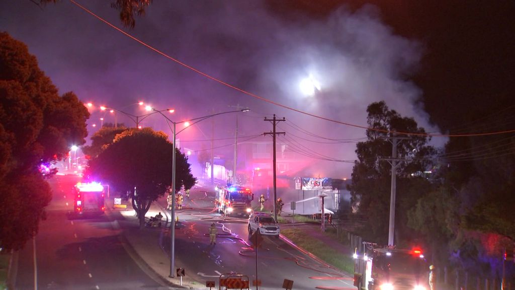 Fire crews battle suspicious shop blaze in Melbourne's north - ABC News