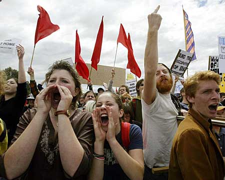 Bush protest march turns violent - ABC News