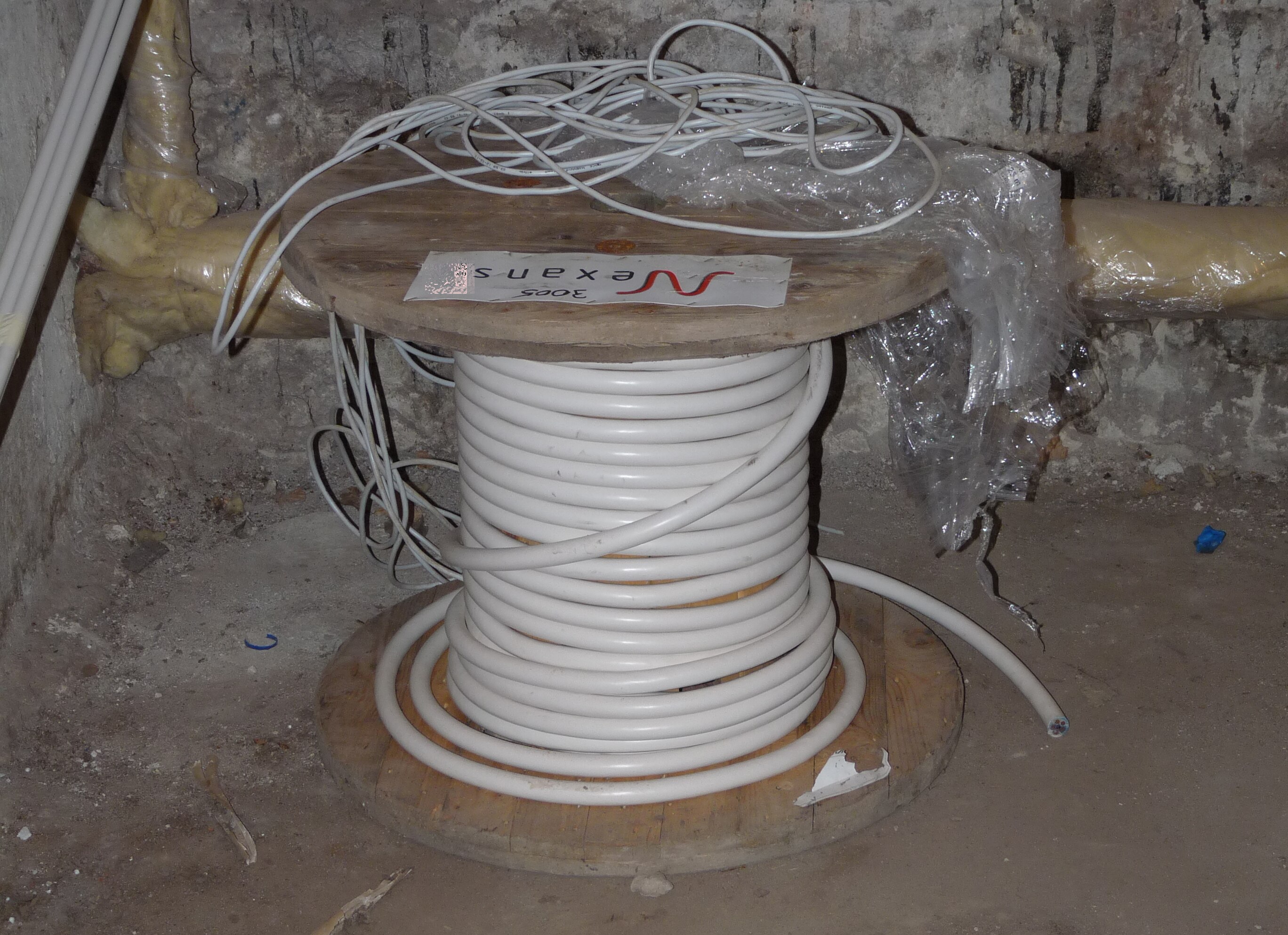 Copper thieves ripping up live underground cables - ABC News