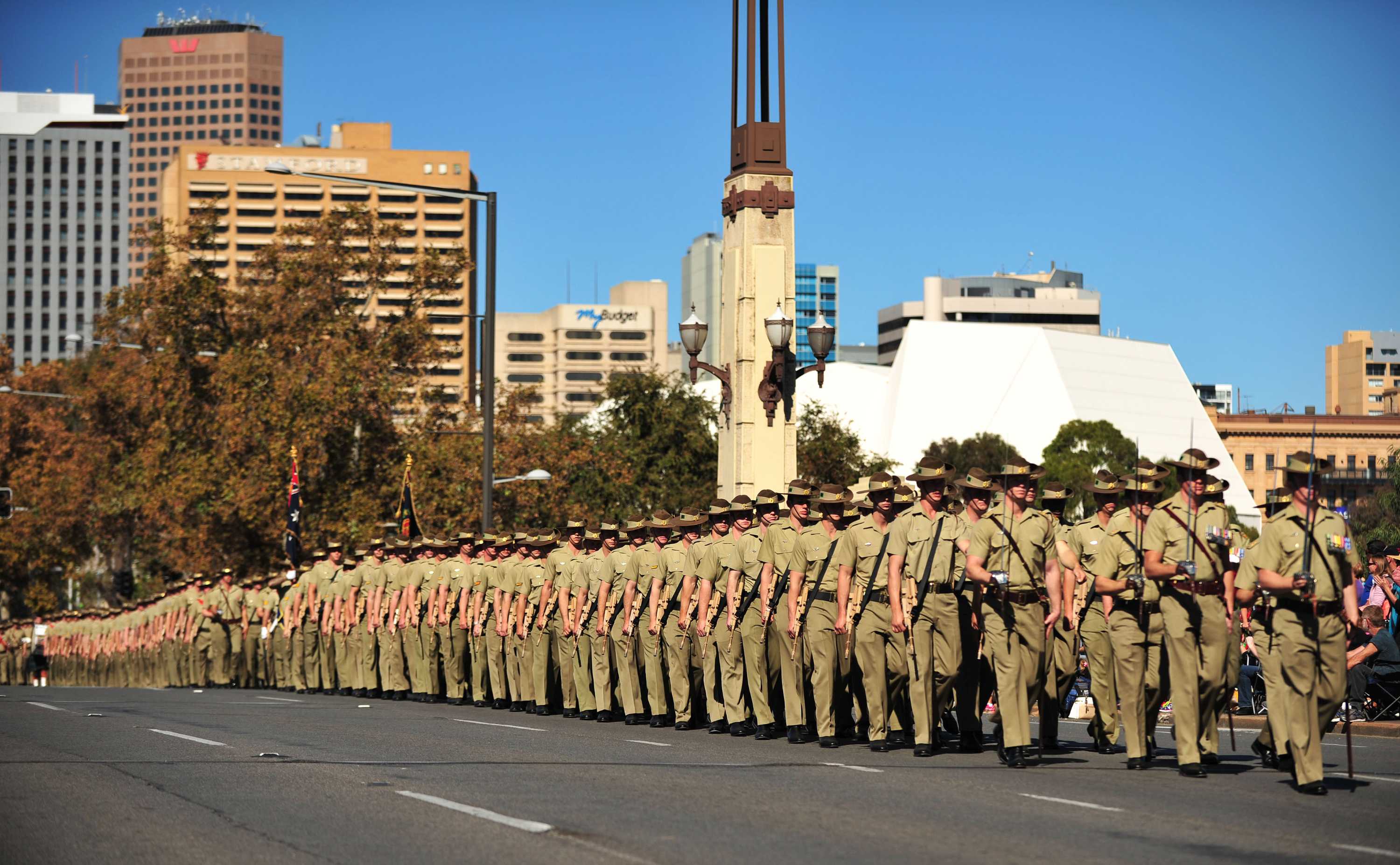 Anzac Day 2016: Thousands commemorate at marches and services across ...