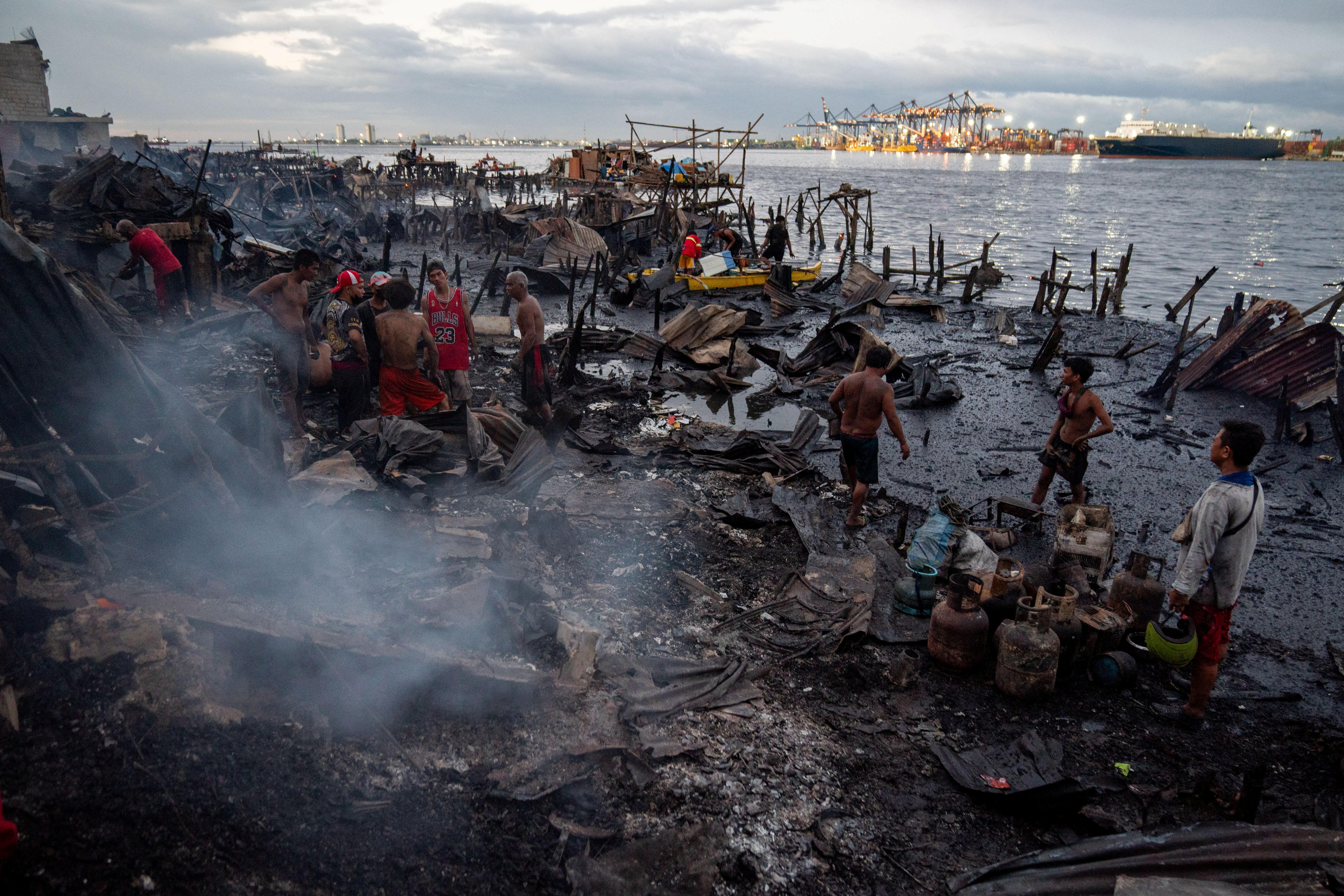 Fire destroys 1,000 homes in slum area of Philippine capital Manila ...