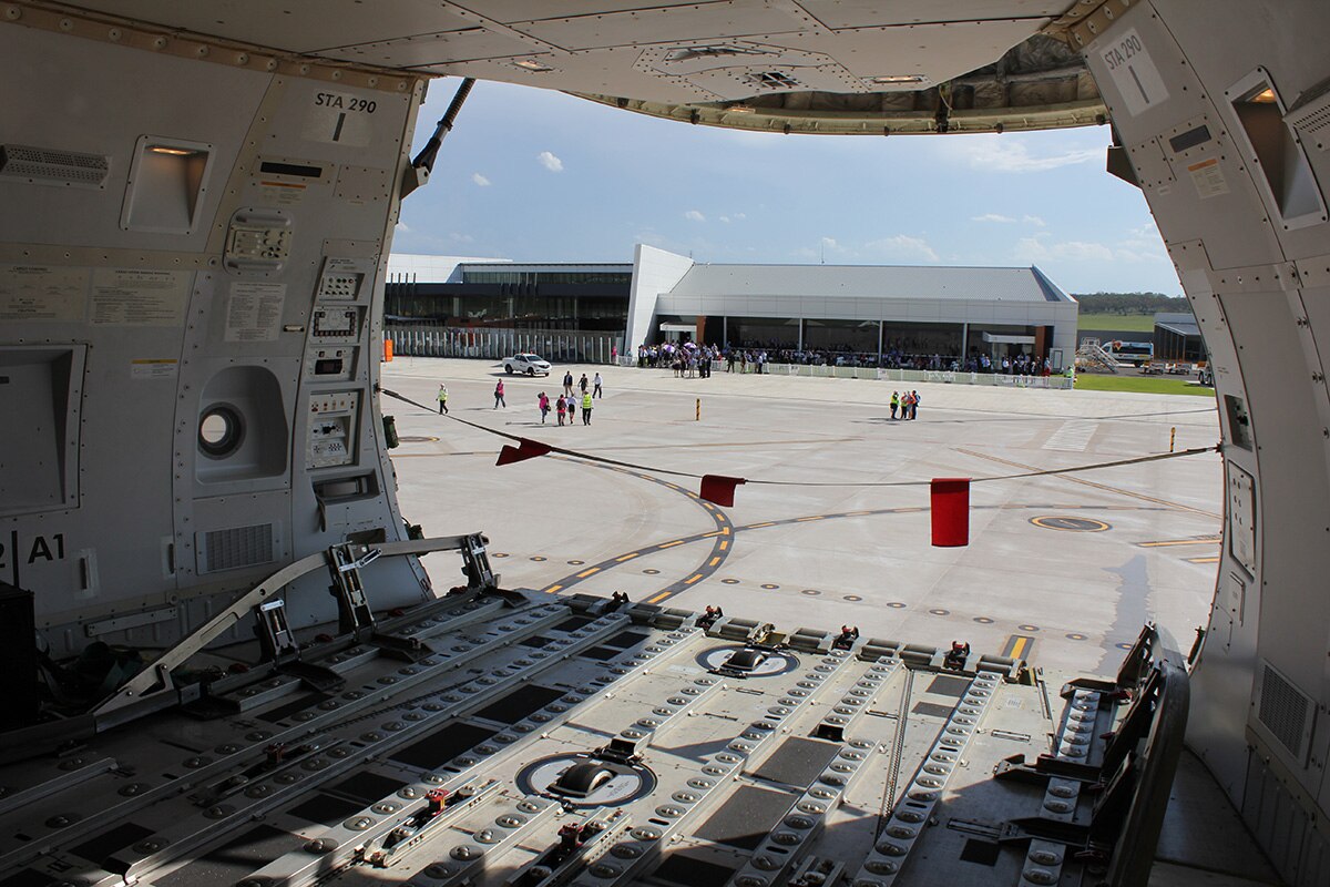 Plane spotters give Toowoomba's first 747 landing a thumbs up - ABC News
