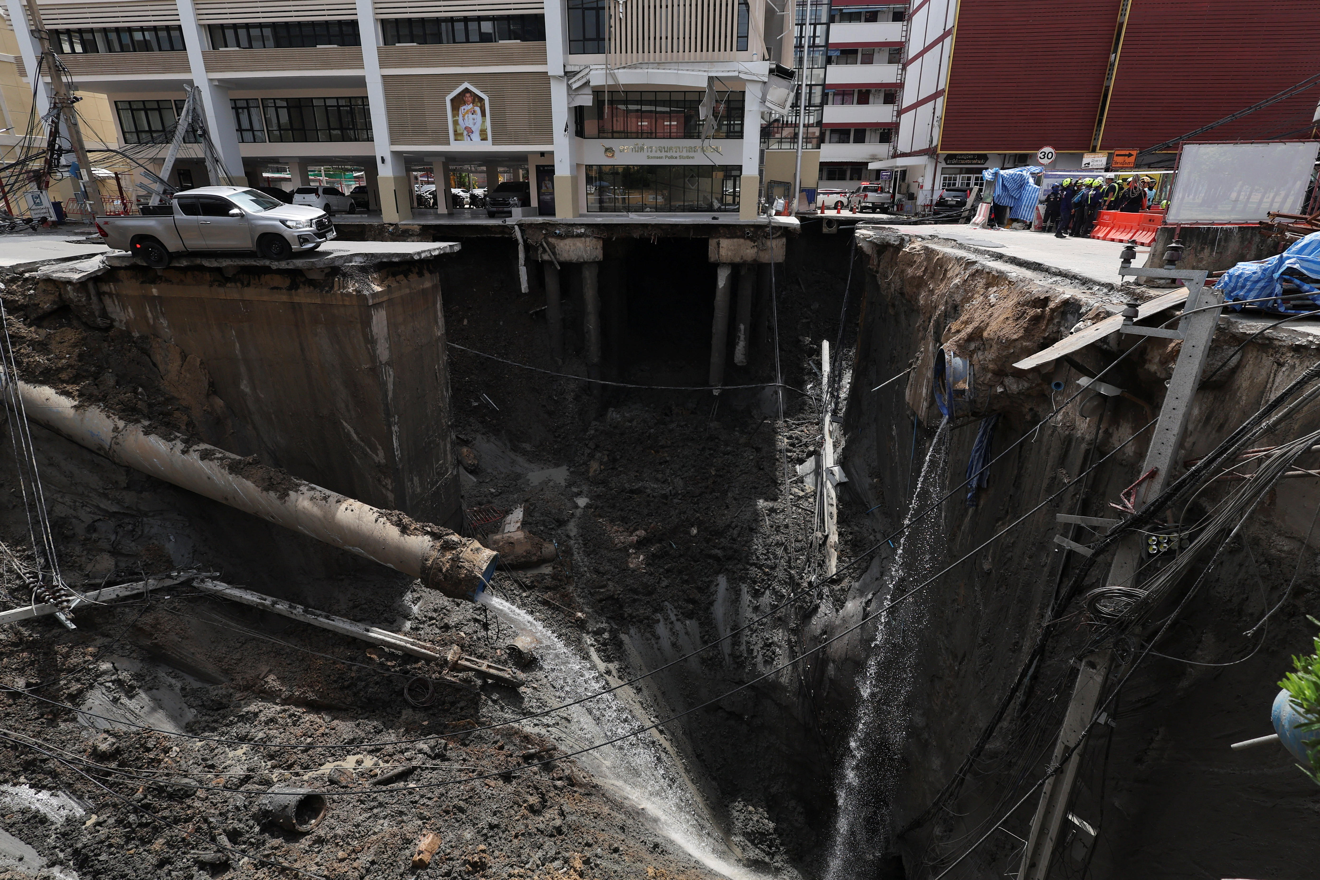 Dramatic footage shows sinkhole swallowing up road in central Bangkok ...
