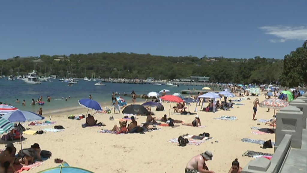 People across Sydney brave the heatwave - ABC News