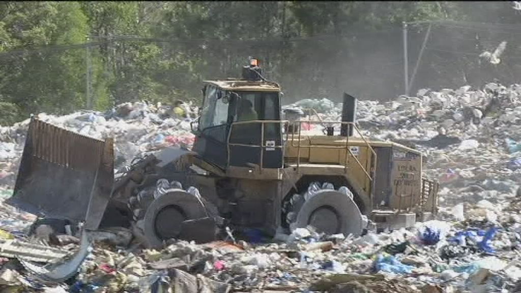 Police search Logan dump for gem miner's body - ABC News