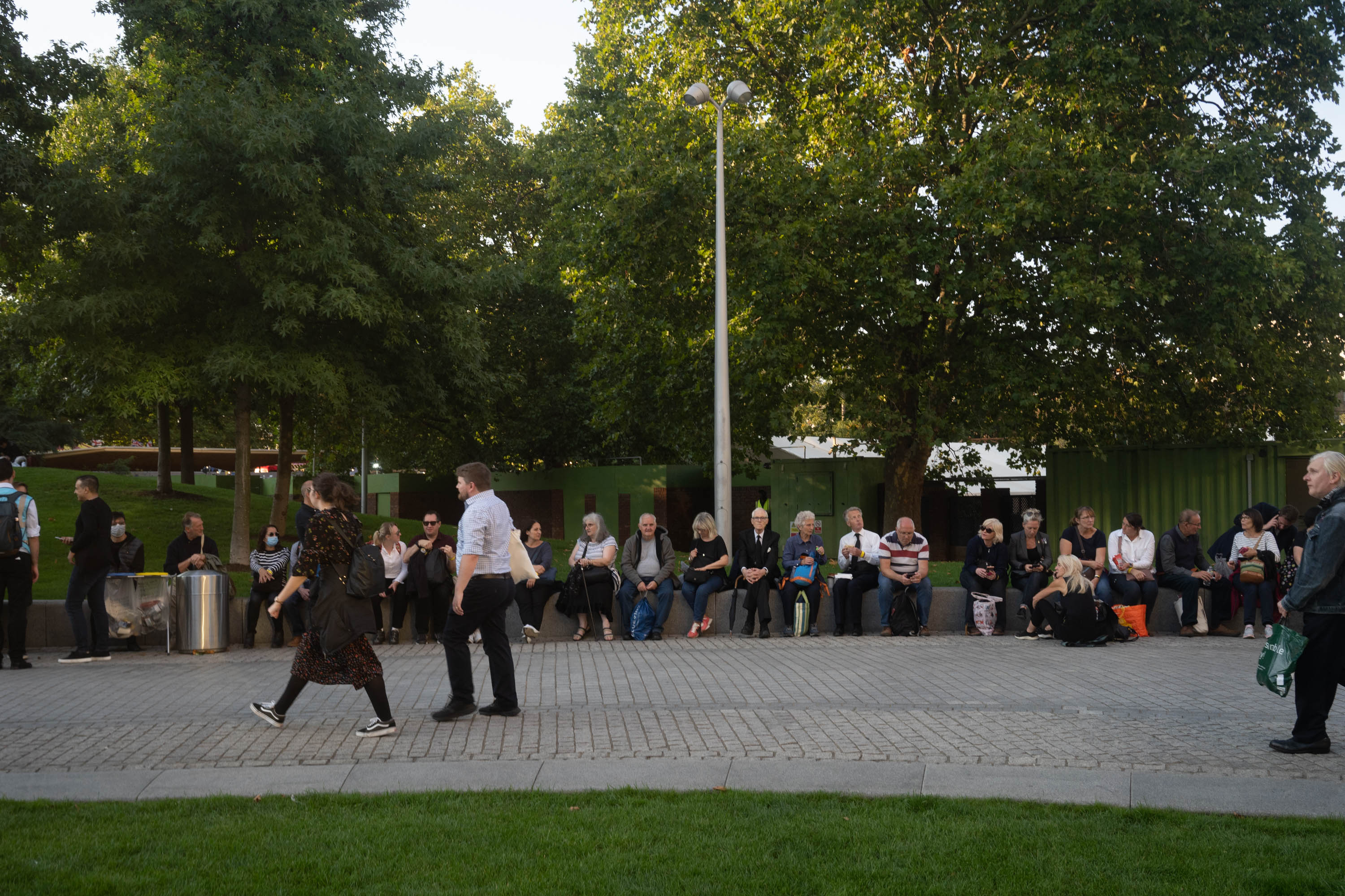 Queue snakes through London as people wait to see Queen Elizabeth lying ...