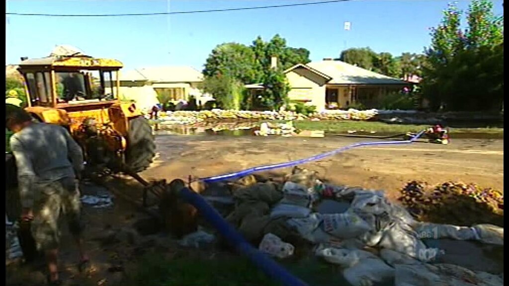 Flood crisis turns to Kerang - ABC News