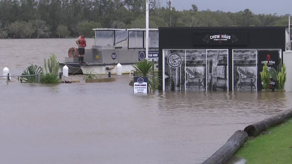 Flooding cuts off NSW towns - ABC listen
