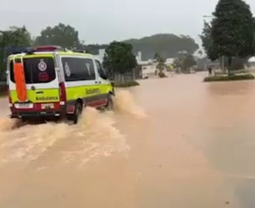 Flooded streets in Mossman - ABC News