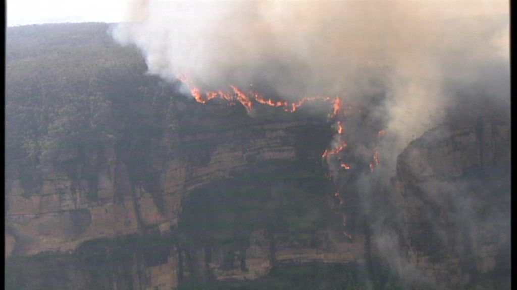 Wind fans ferocious flames in Blue Mountains NP - ABC News