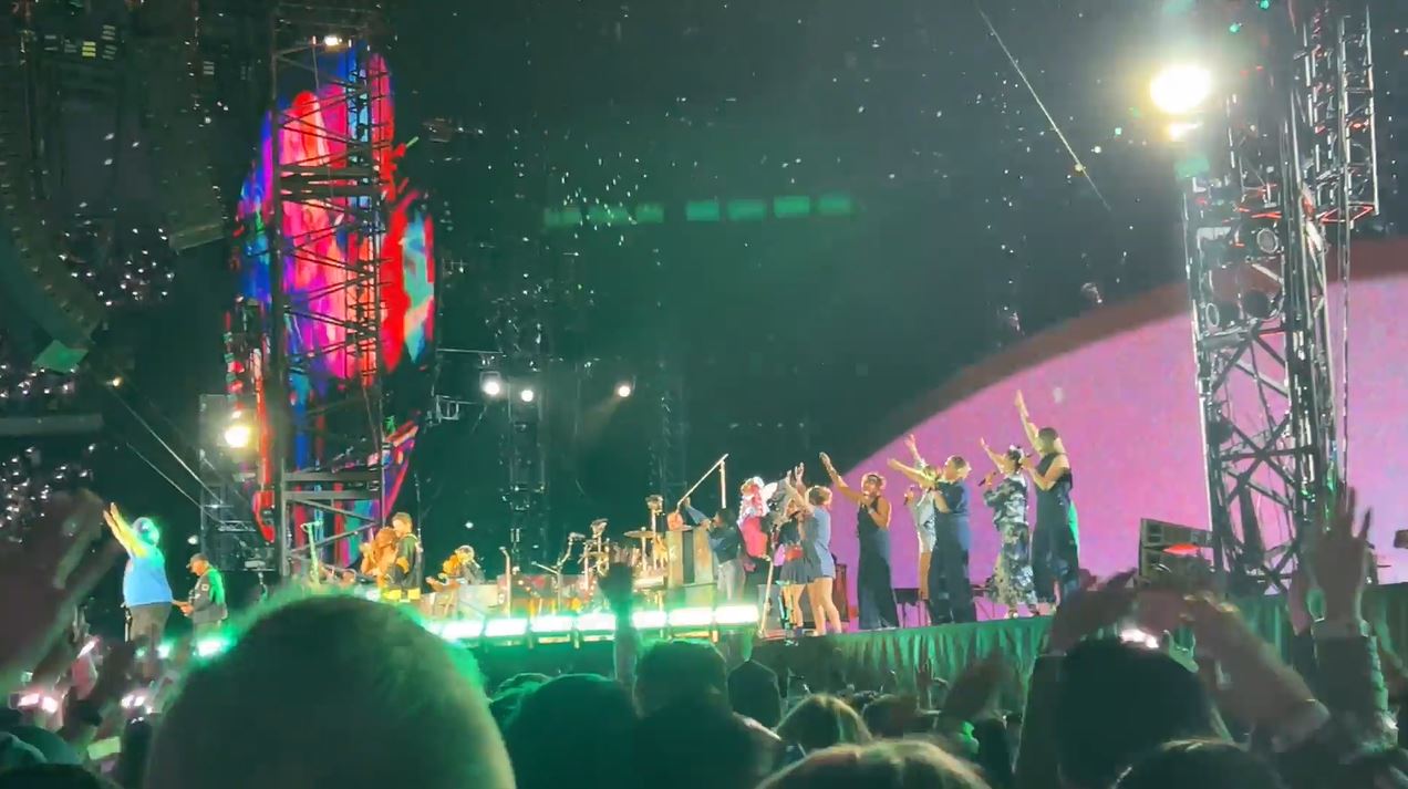 How Coldplay took a Melbourne community choir along for the ride on its ...