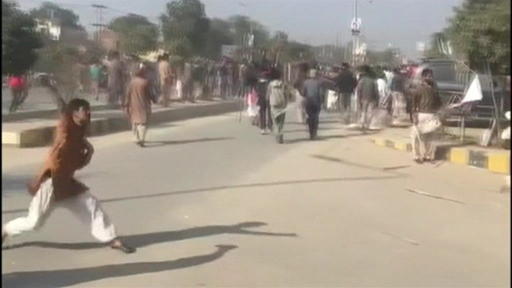 Crowds protest over rape and murder of 7-year-old girl Zainab Ansari ...
