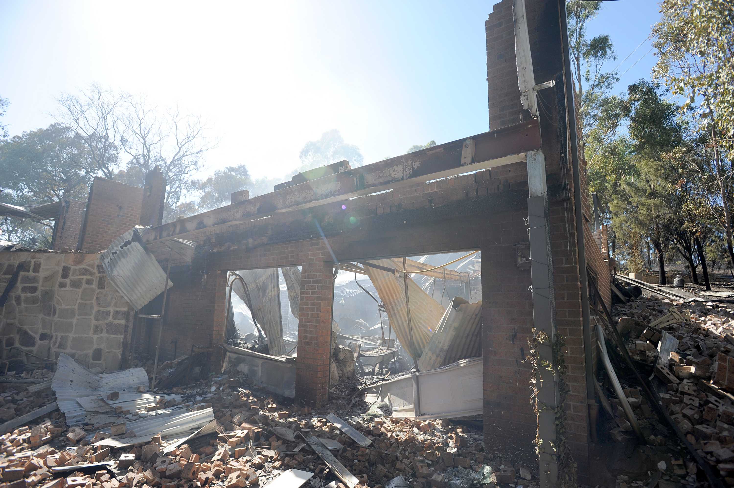 Victoria bushfires: Calmer conditions help firefighters battle 18 ...