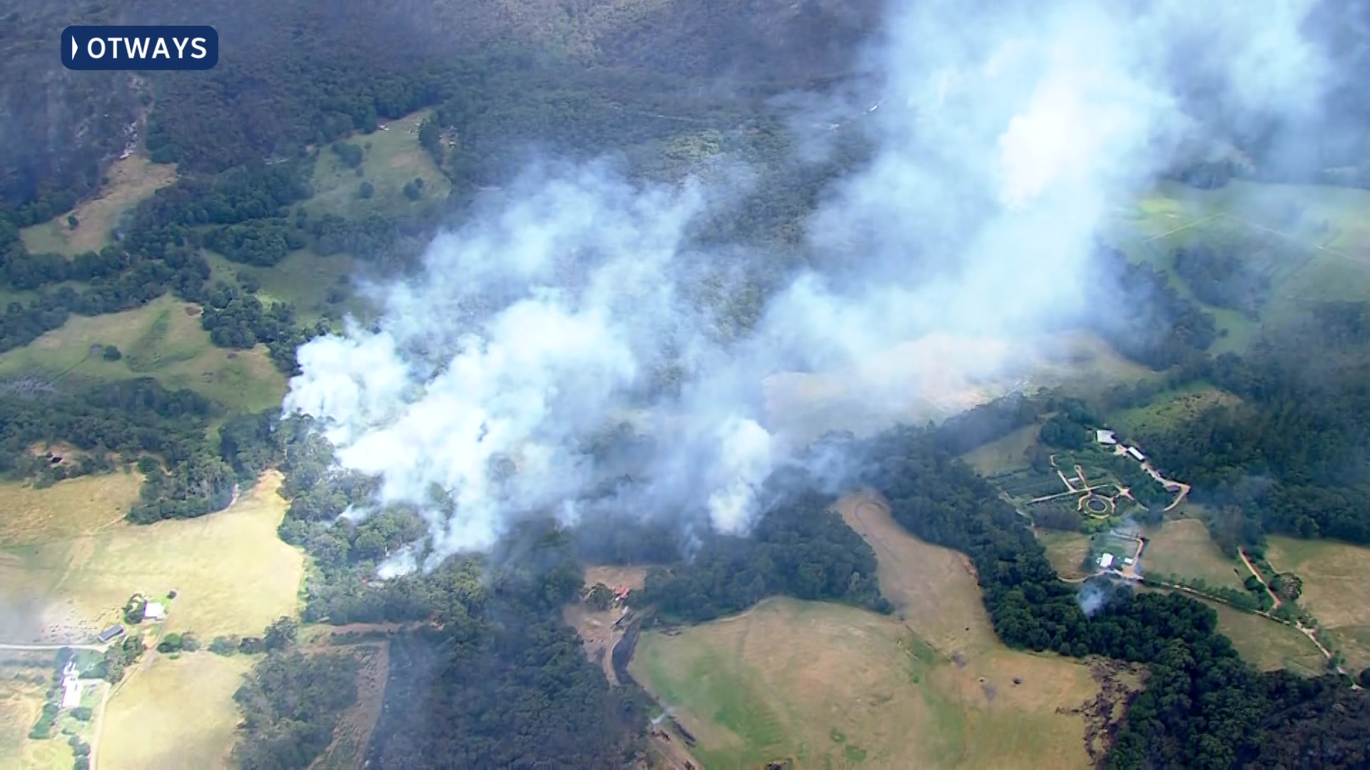 Firefighters battle out-of-control bushfires in Victoria - ABC News
