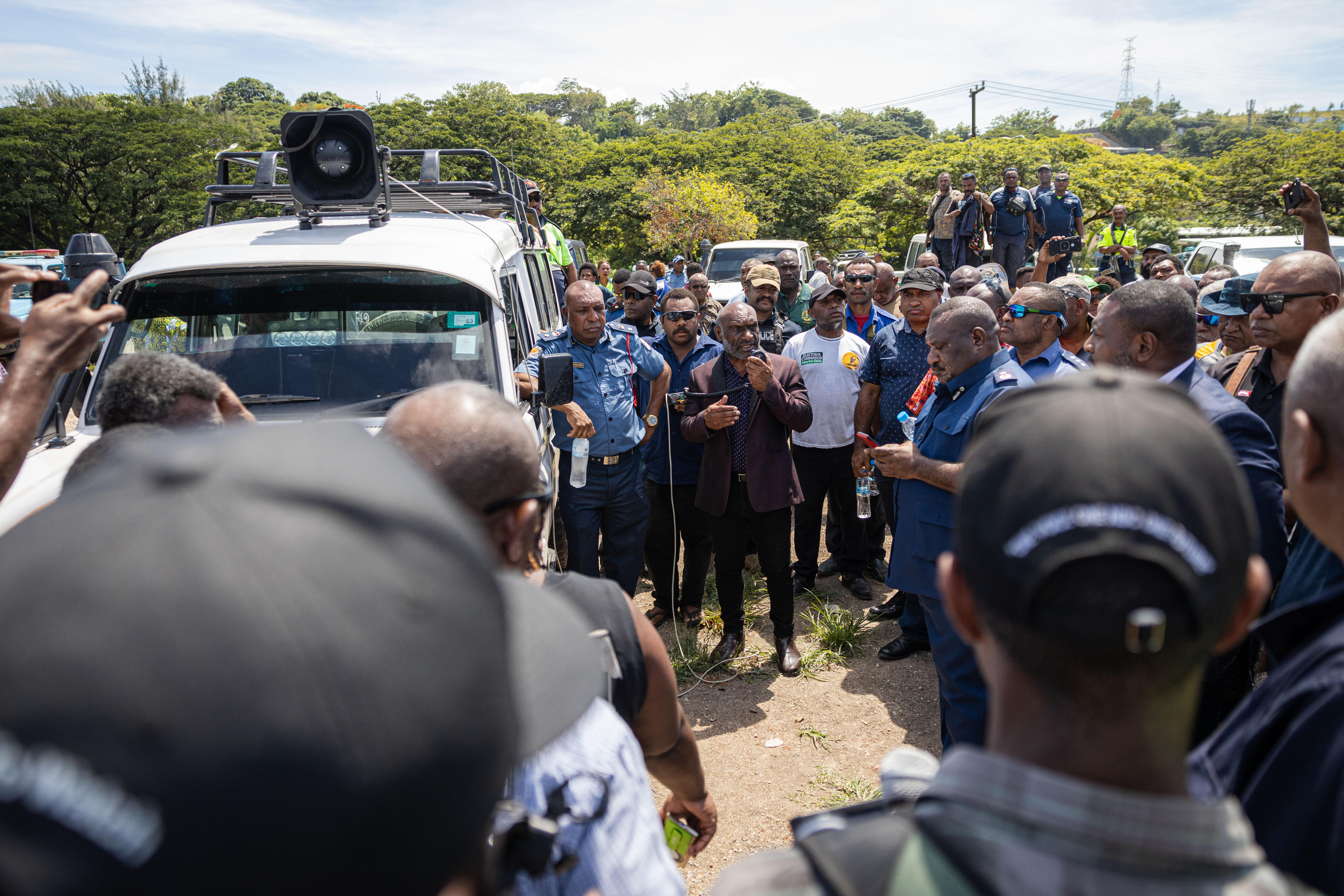 Shopping centre torched and shops looted in Papua New Guinea after ...