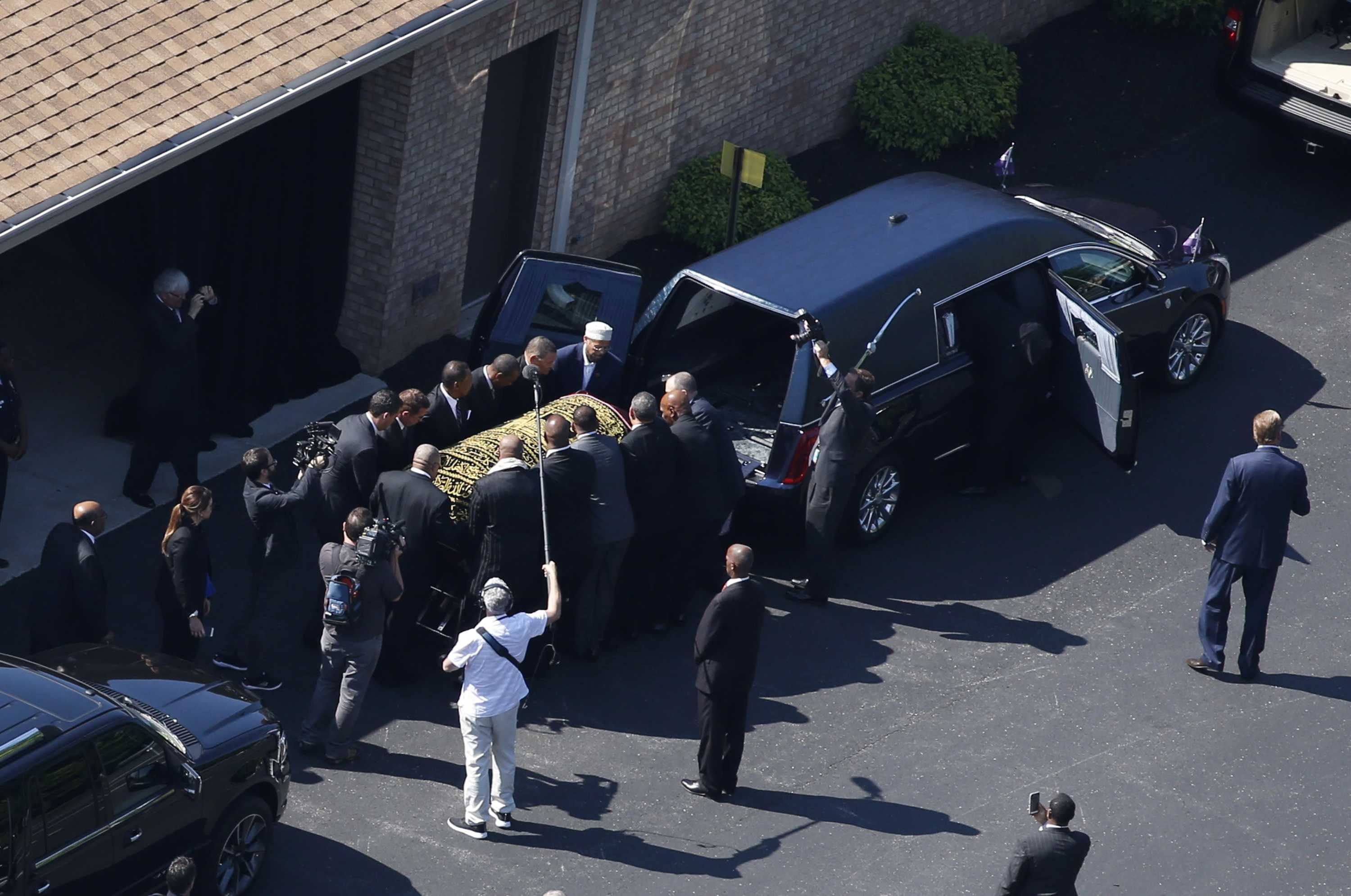 Muhammad Ali: Mourners line streets of Louisville for final goodbye to ...