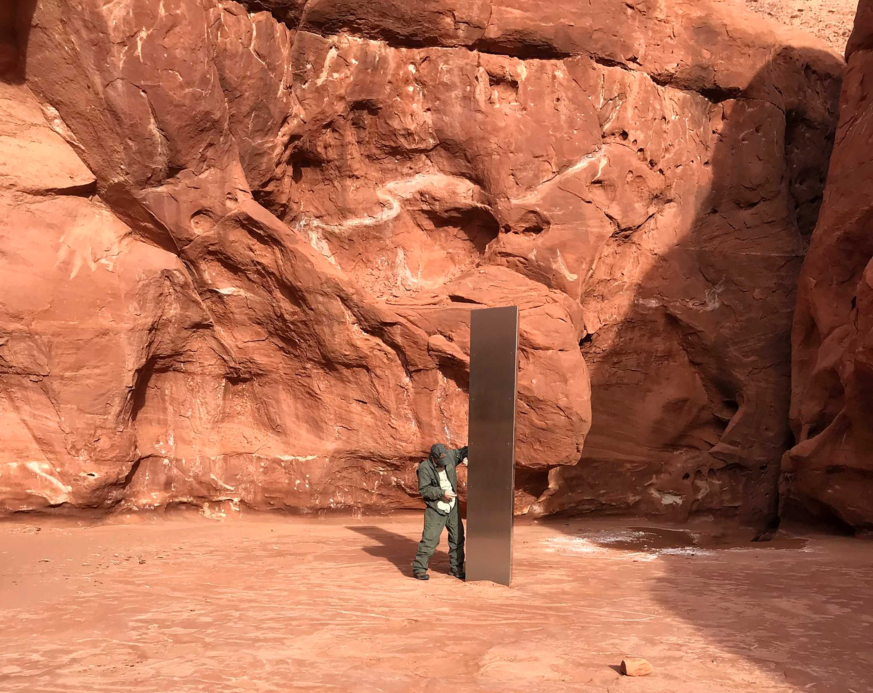 Mysterious shiny monolith found in remote corner of Utah desert - ABC News