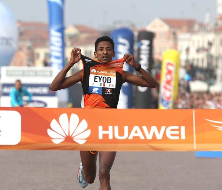 Unknown runner wins Venice Marathon after leaders take wrong turn - ABC ...