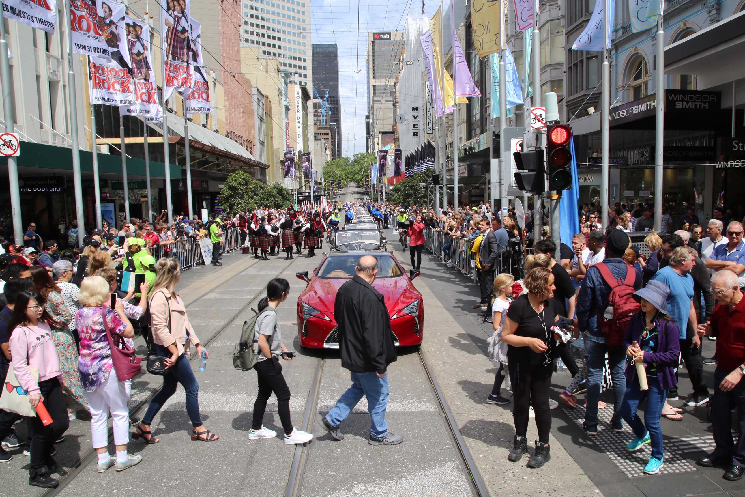 Melbourne Cup parade draws thousands of racing enthusiasts to CBD - ABC ...