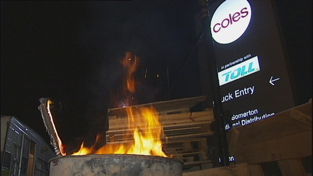 Coles warehouse workers endorse new pay deal - ABC News