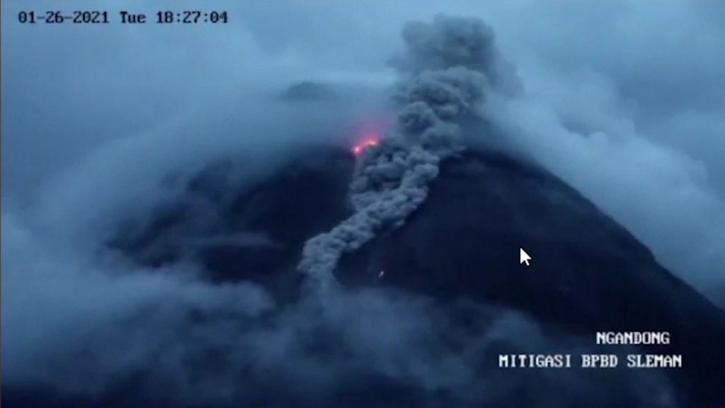Indonesian volcano Mount Merapi erupts - ABC News