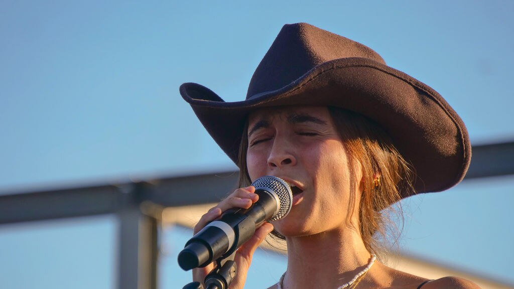 Italian country singer has found a home in outback Queensland. - ABC News