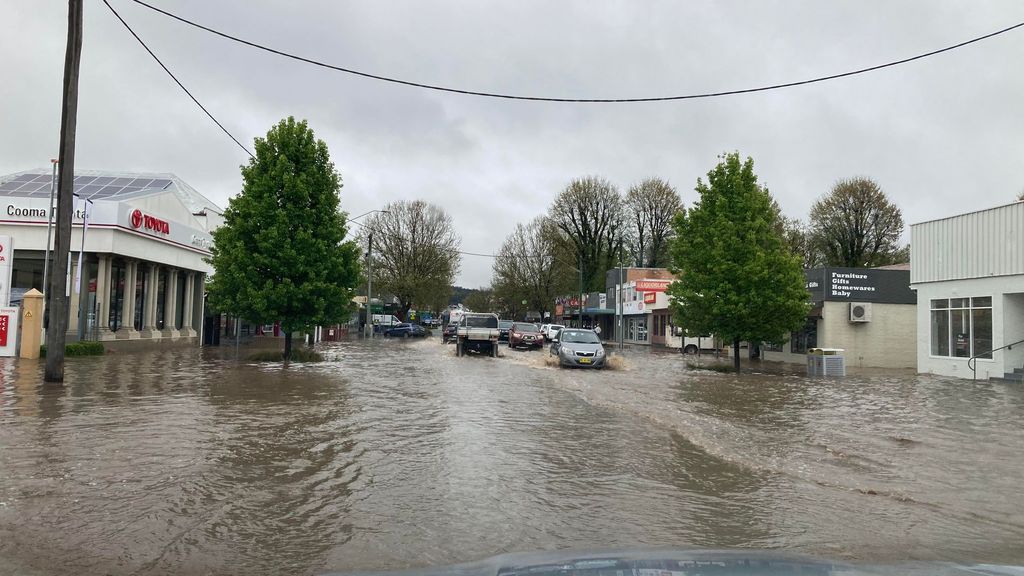 Flash flooding impacts Cooma's CBD - ABC News