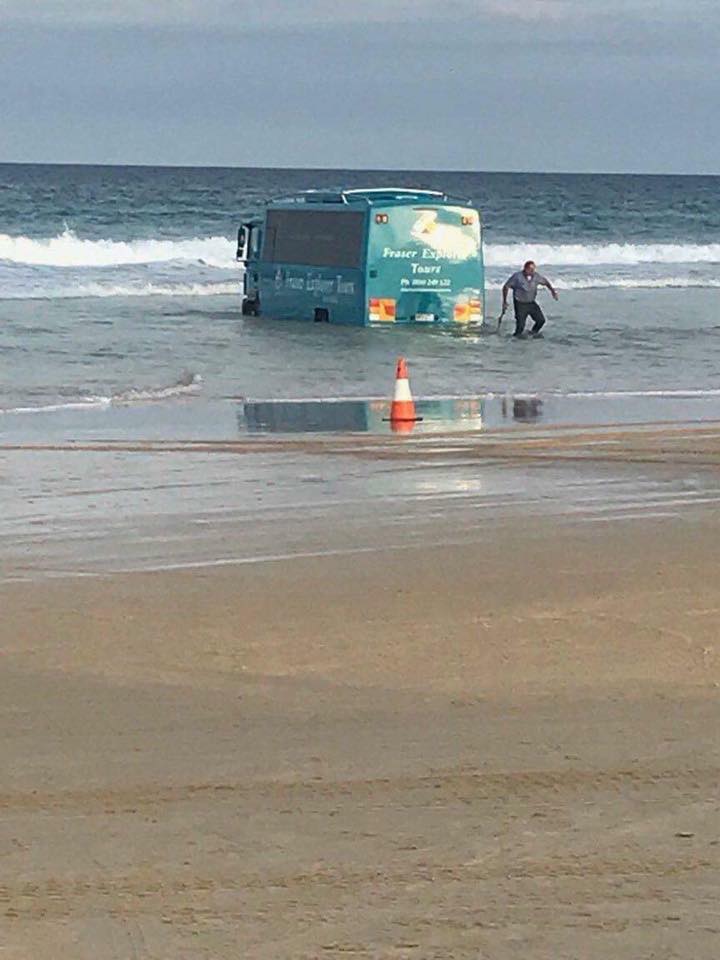 Bus becomes bogged on Fraser Island trying to bail out beached plane ...