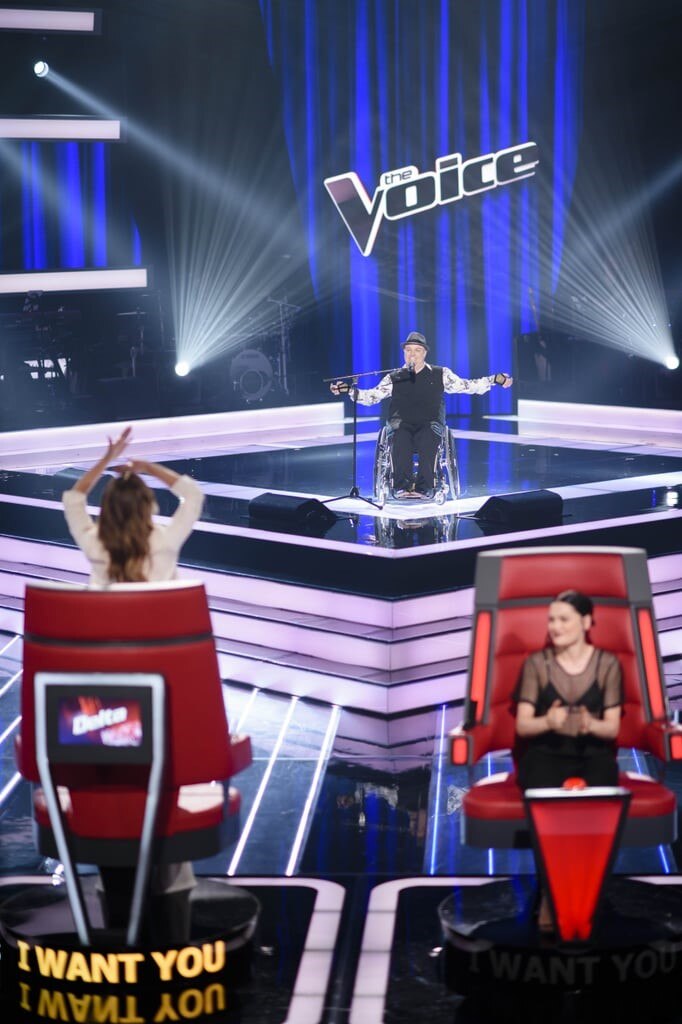 Brisbane singer and The Voice contestant Tim McCallum makes AFL Grand ...