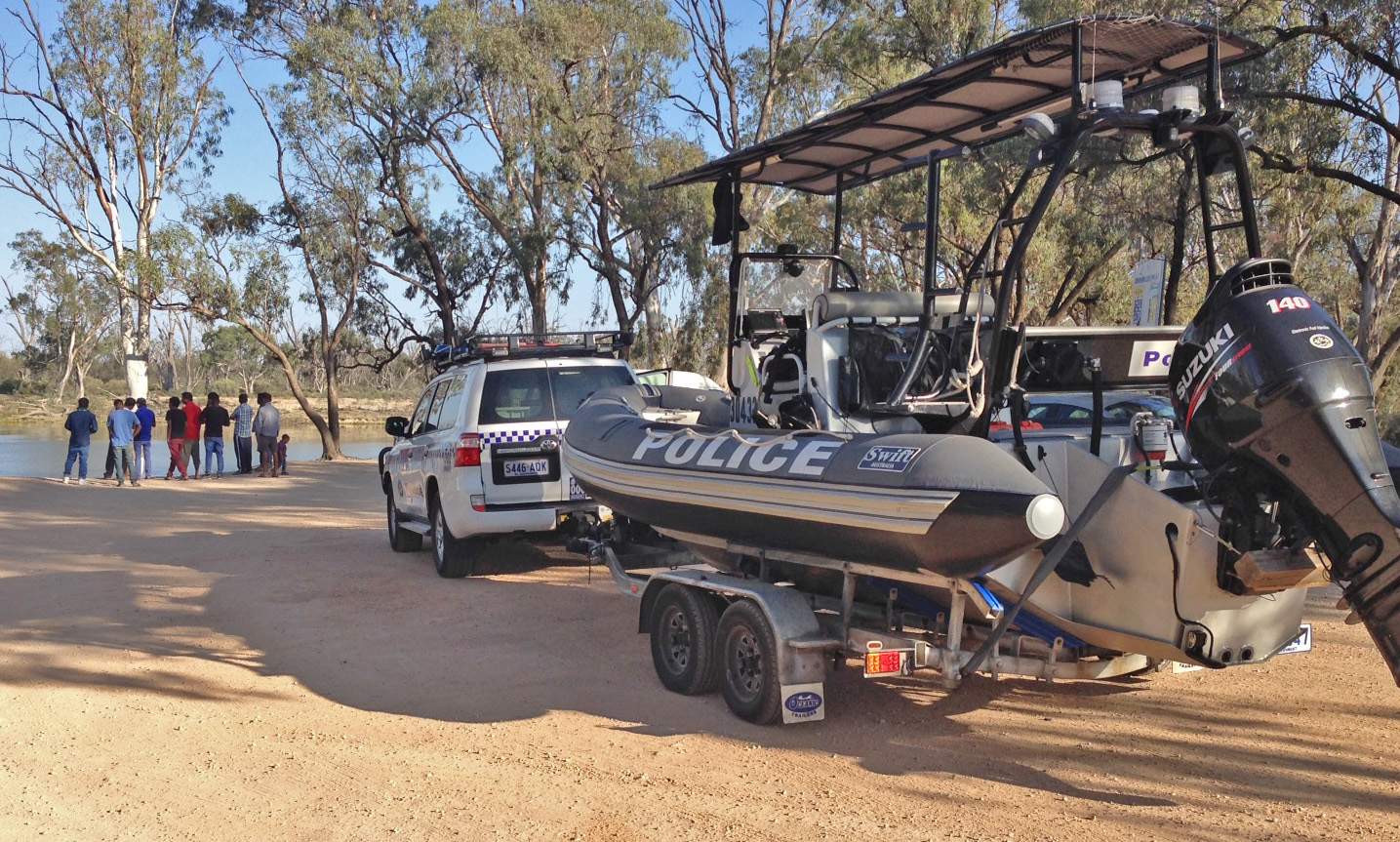 Divers find swimmer's body near Paringa sandbar - ABC News