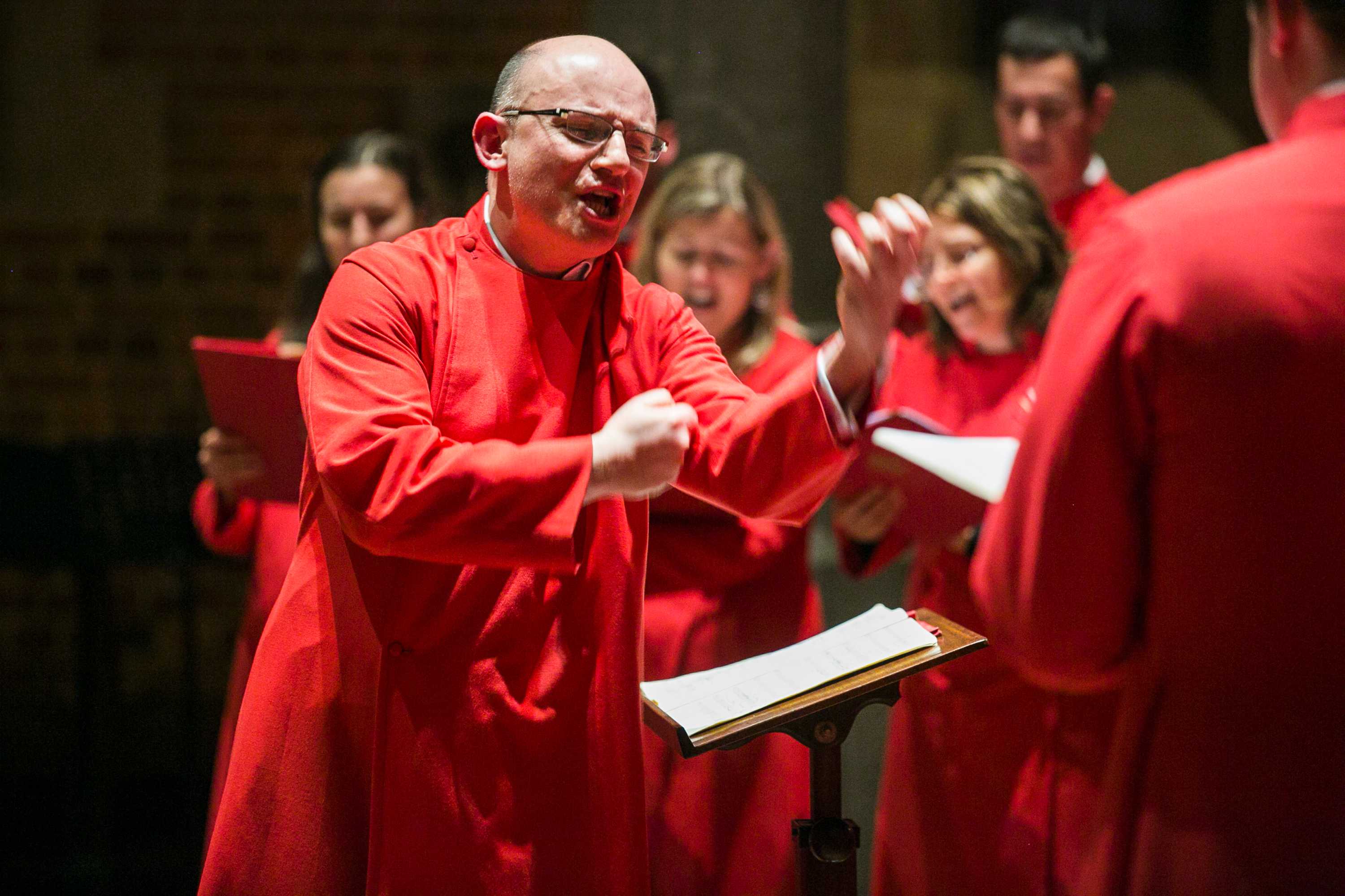Former organist to the Queen helps Perth choir reach high note - ABC News
