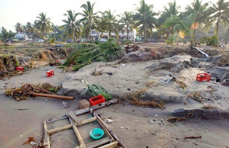 Indonesian tsunami survivors pack refugee camps - ABC News