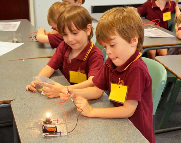 Young kids lap up molecular structure and the periodic table - ABC ...