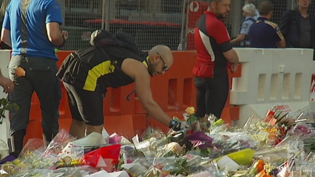 Sydney cyclists hold commemorative bike ride for Martin Place siege ...